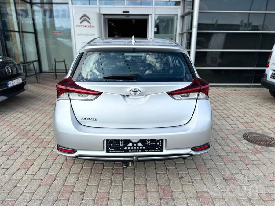Grey Toyota Auris 2017 in Riga, with an engine capacity of 1.60 L and mileage of 155 thousand km for 7990 €, photo 7 on AUTOMOTO.COM.LV