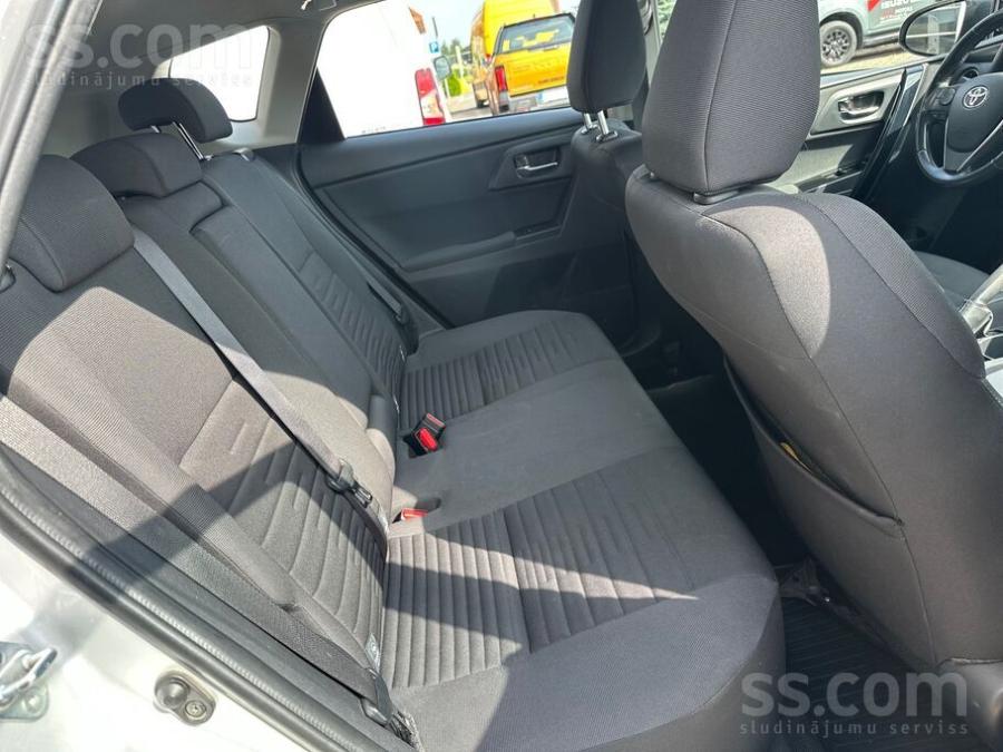 Grey Toyota Auris 2017 in Riga, with an engine capacity of 1.60 L and mileage of 155 thousand km for 7990 €, photo 13 on AUTOMOTO.COM.LV