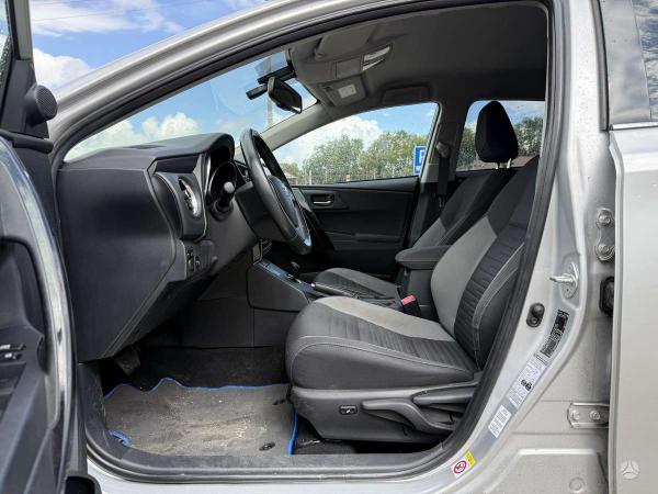 Pelēks Toyota Auris 2017 Vilkaviškis, ar dzinēja tilpumu 1.80 L un nobraukumu 235 tūkst. km par 10700 €, foto 5 vietnē AUTOMOTO.COM.LV