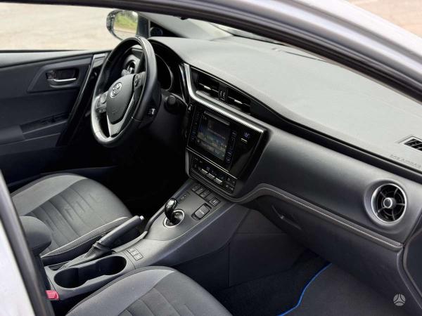 Pelēks Toyota Auris 2017 Vilkaviškis, ar dzinēja tilpumu 1.80 L un nobraukumu 235 tūkst. km par 10700 €, foto 6 vietnē AUTOMOTO.COM.LV