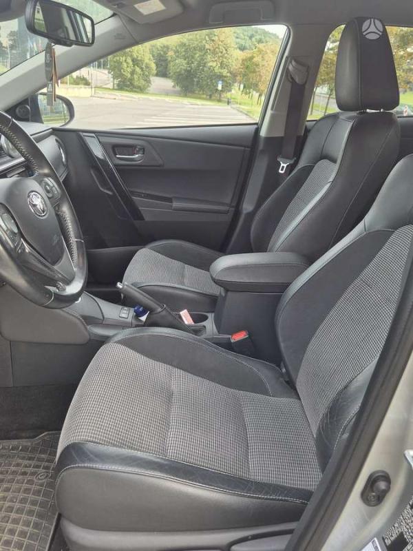 Grey Toyota Auris 2017 in Vilnius, with an engine capacity of 1.80 L and mileage of 115 thousand km for 13250 €, photo 9 on AUTOMOTO.COM.LV