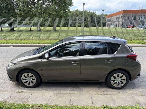 Toyota Auris 2017 in Vilnius on AUTOMOTO.COM.LV Grey Toyota Auris 2017 in Vilnius, with an engine capacity of 1.60 L and mileage of 101 thousand km for 8900 €, photo 1 on AUTOMOTO.COM.LV
