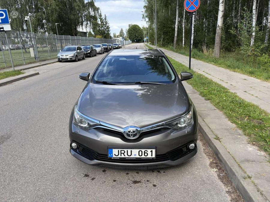 Grey Toyota Auris 2017 in Vilnius, with an engine capacity of 1.60 L and mileage of 101 thousand km for 8900 €, photo 3 on AUTOMOTO.COM.LV