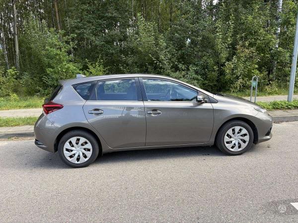 Toyota Auris 2017 in Vilnius on AUTOMOTO.COM.LV Grey Toyota Auris 2017 in Vilnius, with an engine capacity of 1.60 L and mileage of 101 thousand km for 8900 €, photo 5 on AUTOMOTO.COM.LV