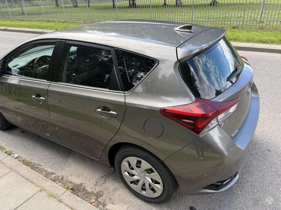 Grey Toyota Auris 2017 in Vilnius, with an engine capacity of 1.60 L and mileage of 101 thousand km for 8900 €, photo 7 on AUTOMOTO.COM.LV