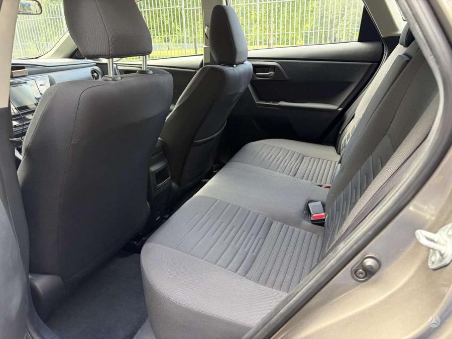 Grey Toyota Auris 2017 in Vilnius, with an engine capacity of 1.60 L and mileage of 101 thousand km for 8900 €, photo 9 on AUTOMOTO.COM.LV