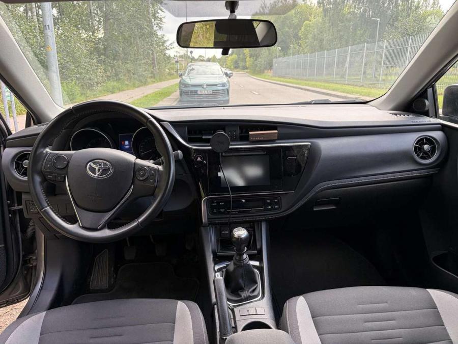 Grey Toyota Auris 2017 in Vilnius, with an engine capacity of 1.60 L and mileage of 101 thousand km for 8900 €, photo 10 on AUTOMOTO.COM.LV