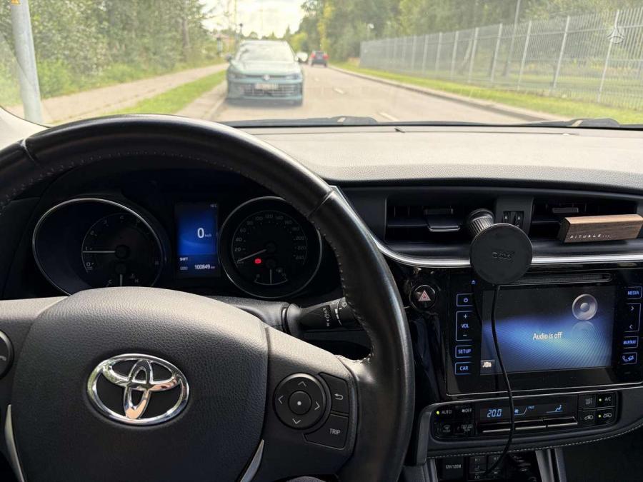 Grey Toyota Auris 2017 in Vilnius, with an engine capacity of 1.60 L and mileage of 101 thousand km for 8900 €, photo 11 on AUTOMOTO.COM.LV
