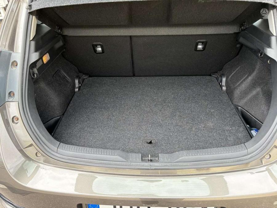 Grey Toyota Auris 2017 in Vilnius, with an engine capacity of 1.60 L and mileage of 101 thousand km for 8900 €, photo 12 on AUTOMOTO.COM.LV