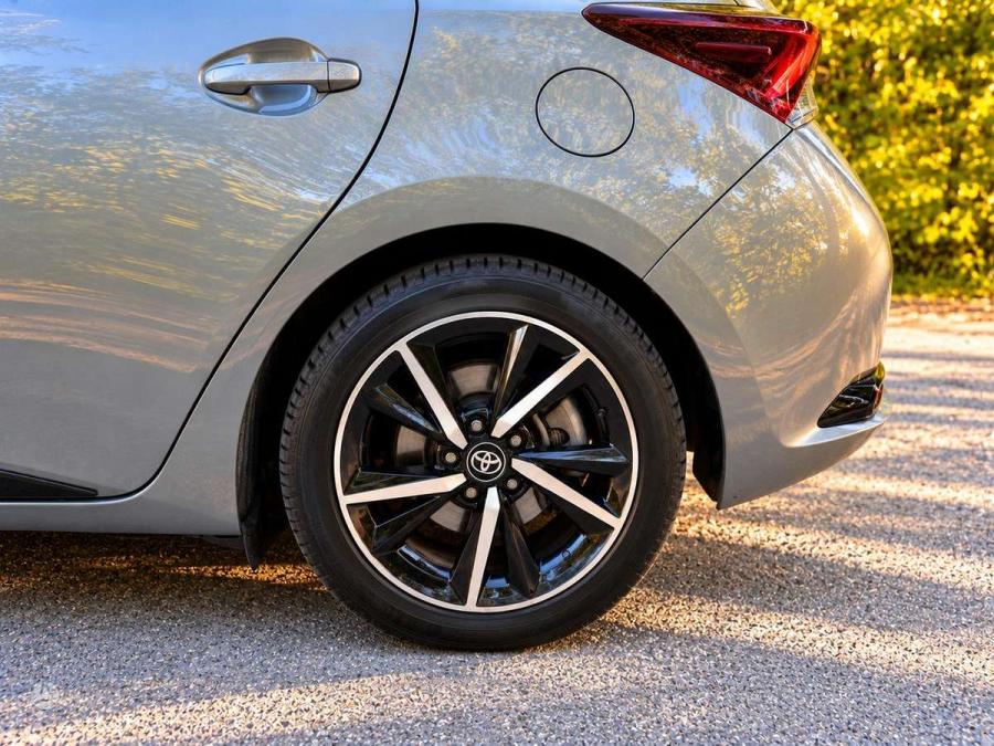 Pelēks Toyota Auris 2017 Viļņa, ar dzinēja tilpumu 1.80 L un nobraukumu 174 tūkst. km par 13000 €, foto 11 vietnē AUTOMOTO.COM.LV