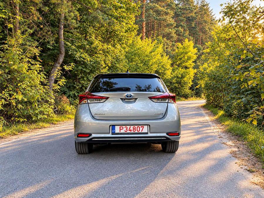 Pelēks Toyota Auris 2017 Viļņa, ar dzinēja tilpumu 1.80 L un nobraukumu 174 tūkst. km par 13000 €, foto 13 vietnē AUTOMOTO.COM.LV