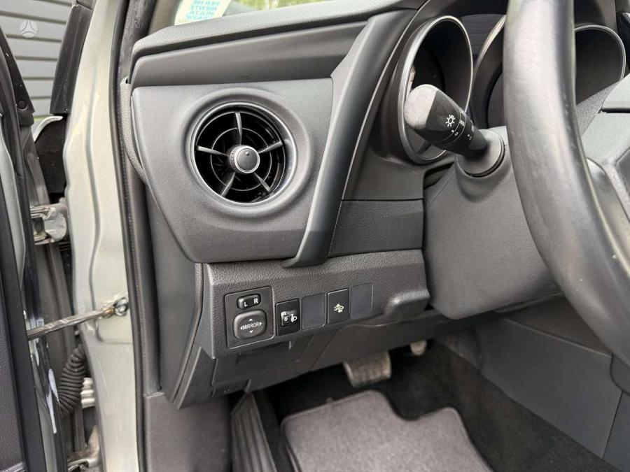 Pelēks Toyota Auris 2017 Viļņa, ar dzinēja tilpumu 1.80 L un nobraukumu 174 tūkst. km par 13000 €, foto 22 vietnē AUTOMOTO.COM.LV