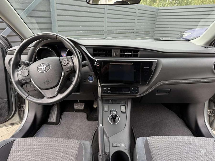Pelēks Toyota Auris 2017 Viļņa, ar dzinēja tilpumu 1.80 L un nobraukumu 174 tūkst. km par 13000 €, foto 24 vietnē AUTOMOTO.COM.LV