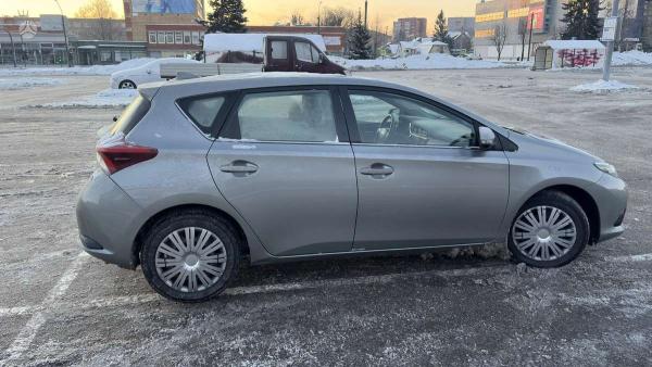 Grey Toyota Auris 2018 in Kaunas, with an engine capacity of 1.60 L and mileage of 275 thousand km for 8455 €, photo 2 on AUTOMOTO.COM.LV