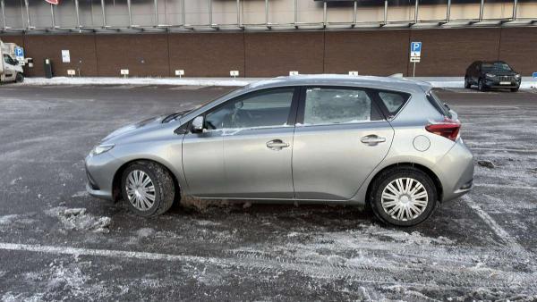 Grey Toyota Auris 2018 in Kaunas, with an engine capacity of 1.60 L and mileage of 275 thousand km for 8455 €, photo 3 on AUTOMOTO.COM.LV
