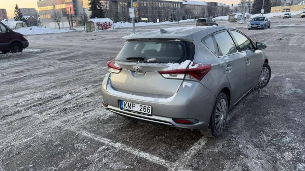 Grey Toyota Auris 2018 in Kaunas, with an engine capacity of 1.60 L and mileage of 275 thousand km for 8455 €, photo 4 on AUTOMOTO.COM.LV