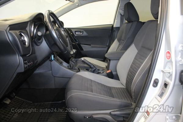 Pelēks Toyota Auris 2018 Tallina, ar dzinēja tilpumu 1.60 L un nobraukumu 48 tūkst. km par 9990 €, foto 10 vietnē AUTOMOTO.COM.LV