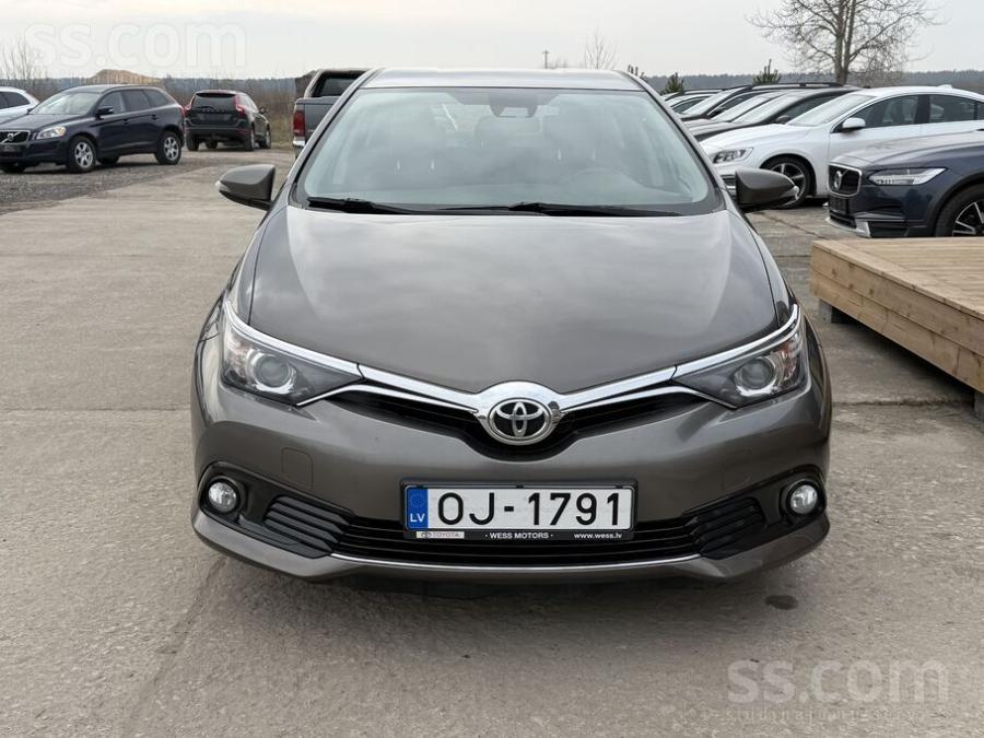 Grey Toyota Auris 2018 in Riga, with an engine capacity of 1.60 L and mileage of 229 thousand km for 10450 €, photo 3 on AUTOMOTO.COM.LV