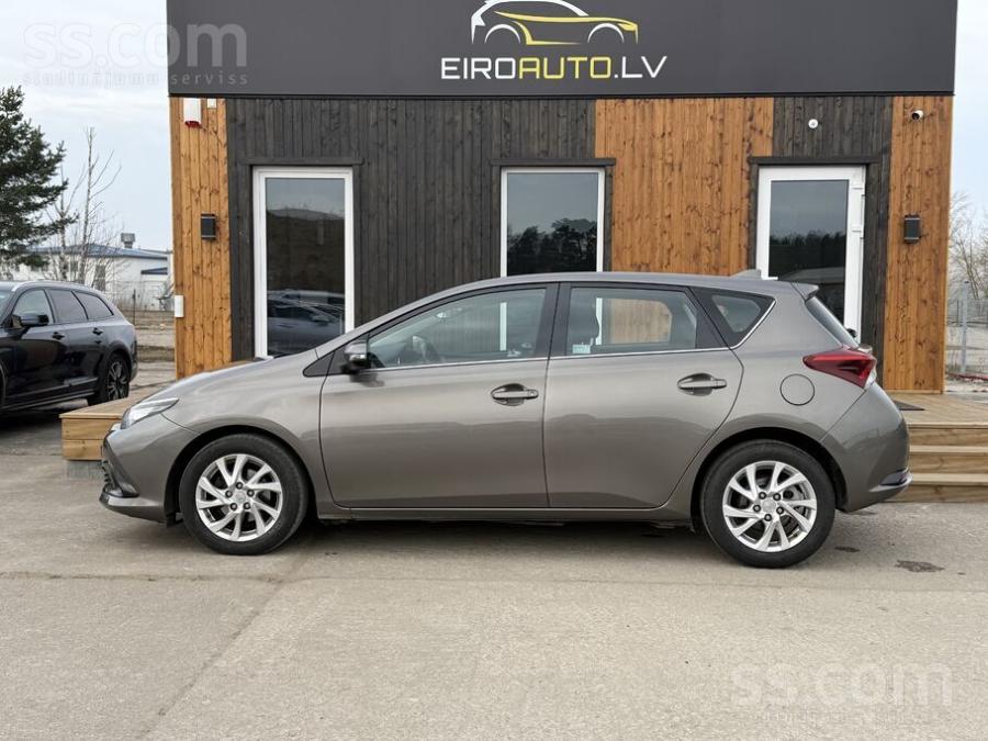 Grey Toyota Auris 2018 in Riga, with an engine capacity of 1.60 L and mileage of 229 thousand km for 10450 €, photo 4 on AUTOMOTO.COM.LV