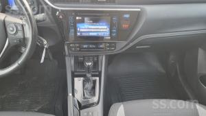 Grey Toyota Auris 2018 in Riga, with an engine capacity of 1.60 L and mileage of 229 thousand km for 10450 €, photo 11 on AUTOMOTO.COM.LV