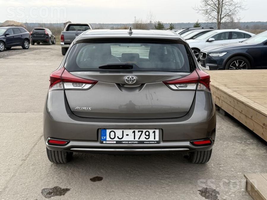 Grey Toyota Auris 2018 in Riga, with an engine capacity of 1.60 L and mileage of 229 thousand km for 10450 €, photo 18 on AUTOMOTO.COM.LV
