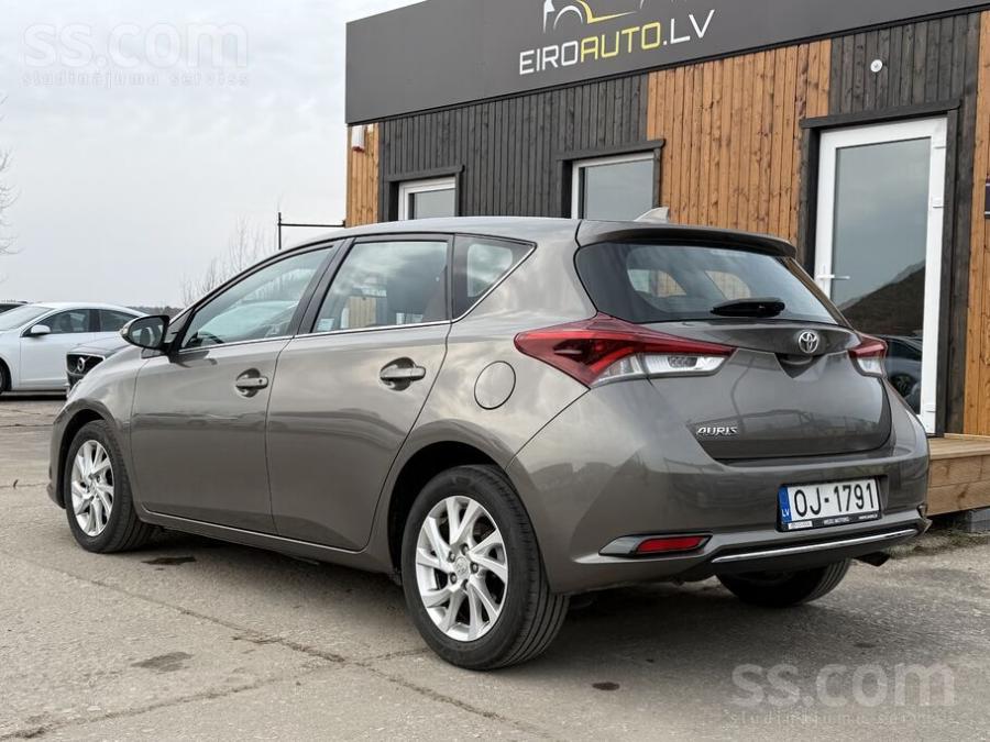 Grey Toyota Auris 2018 in Riga, with an engine capacity of 1.60 L and mileage of 229 thousand km for 10450 €, photo 19 on AUTOMOTO.COM.LV
