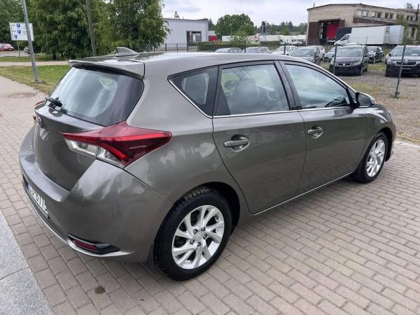 Grey Toyota Auris 2018 in Riga, with an engine capacity of 1.60 L and mileage of 151 thousand km for 9950 €, photo 4 on AUTOMOTO.COM.LV