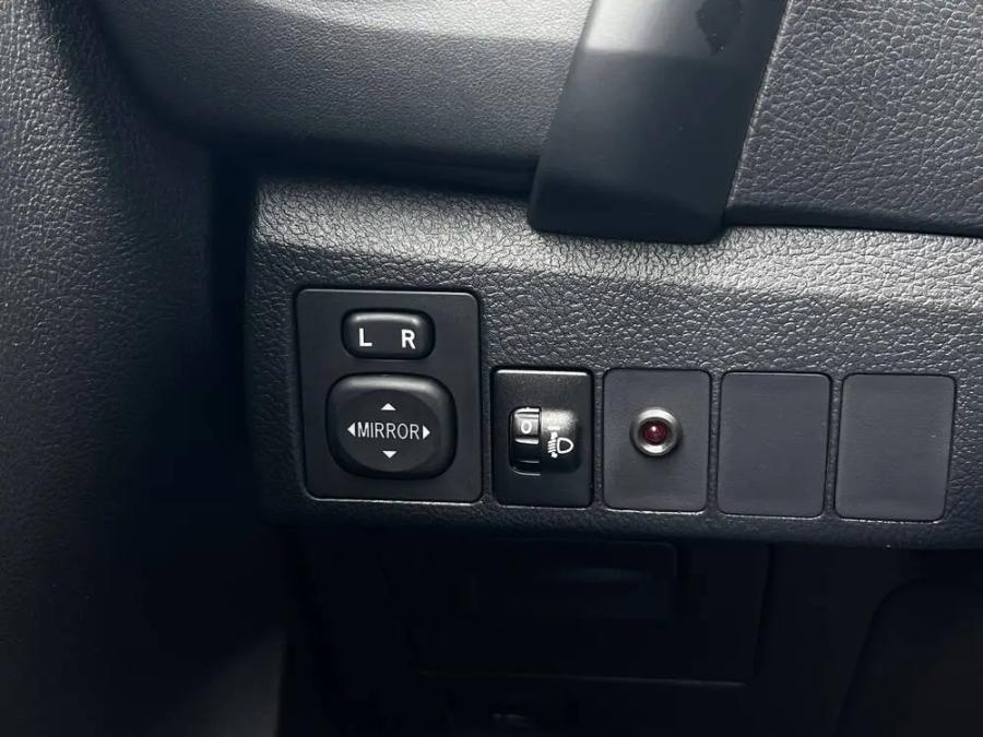 Pelēks Toyota Auris 2018 Rīga, ar dzinēja tilpumu 1.60 L un nobraukumu 151 tūkst. km par 9950 €, foto 24 vietnē AUTOMOTO.COM.LV