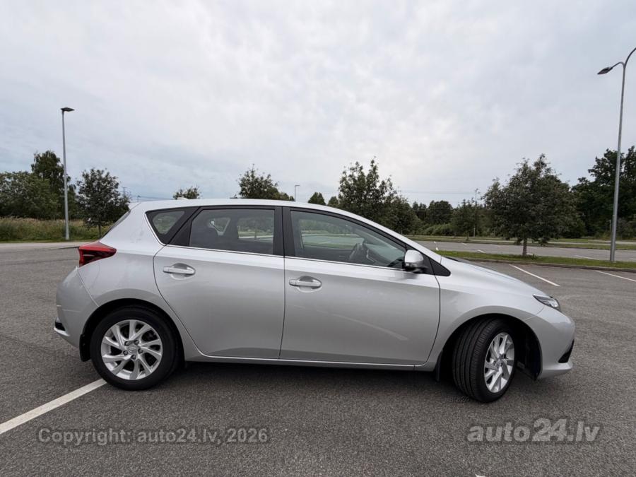 Grey Toyota Auris 2018 in Tallinn, with an engine capacity of 1.60 L and mileage of 119 thousand km for 9999 €, photo 5 on AUTOMOTO.COM.LV