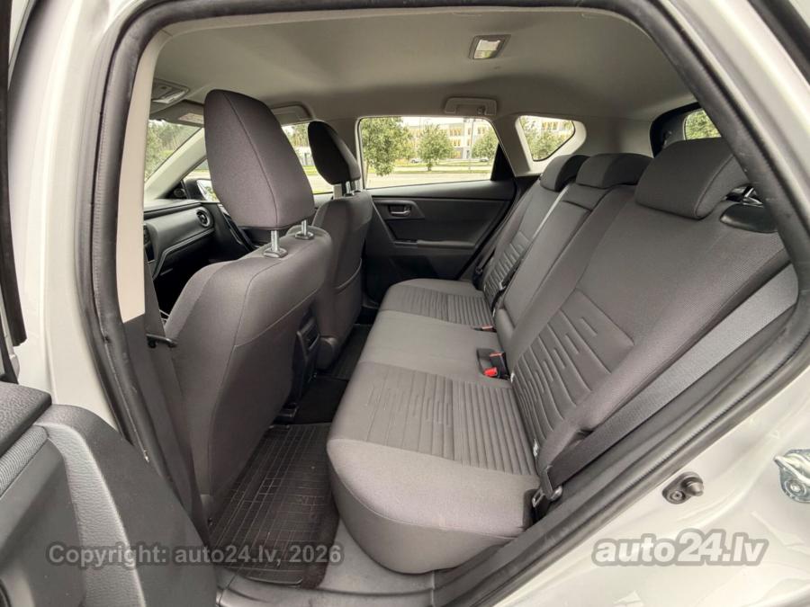 Grey Toyota Auris 2018 in Tallinn, with an engine capacity of 1.60 L and mileage of 119 thousand km for 9999 €, photo 8 on AUTOMOTO.COM.LV