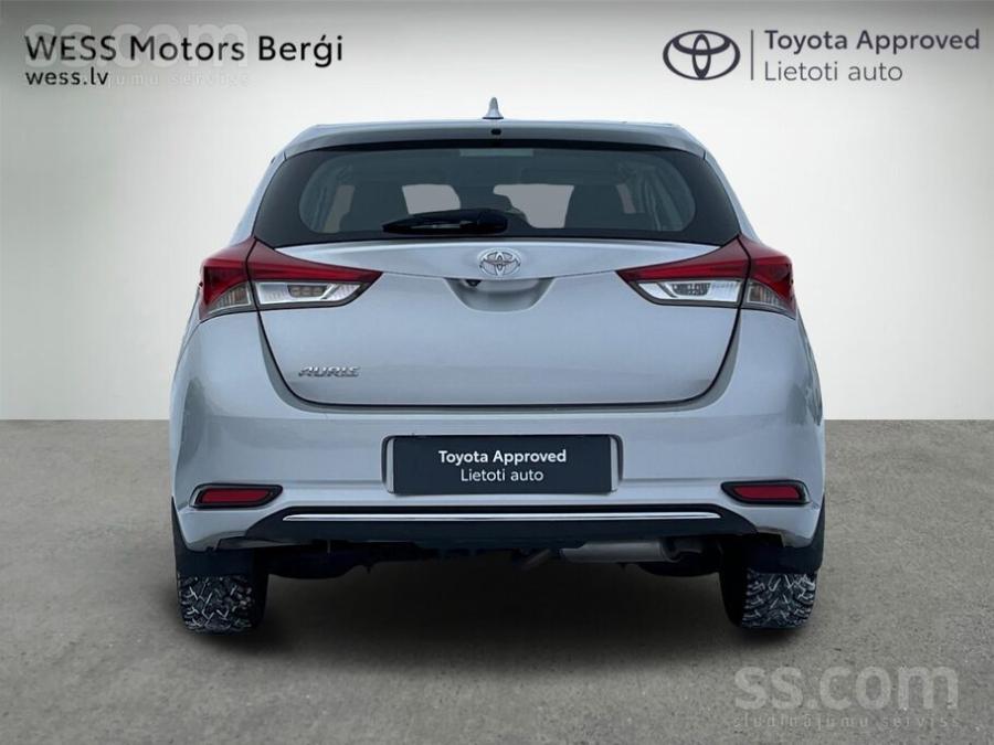 Grey Toyota Auris 2018 in Riga, with an engine capacity of 1.60 L and mileage of 151 thousand km for 11990 €, photo 5 on AUTOMOTO.COM.LV