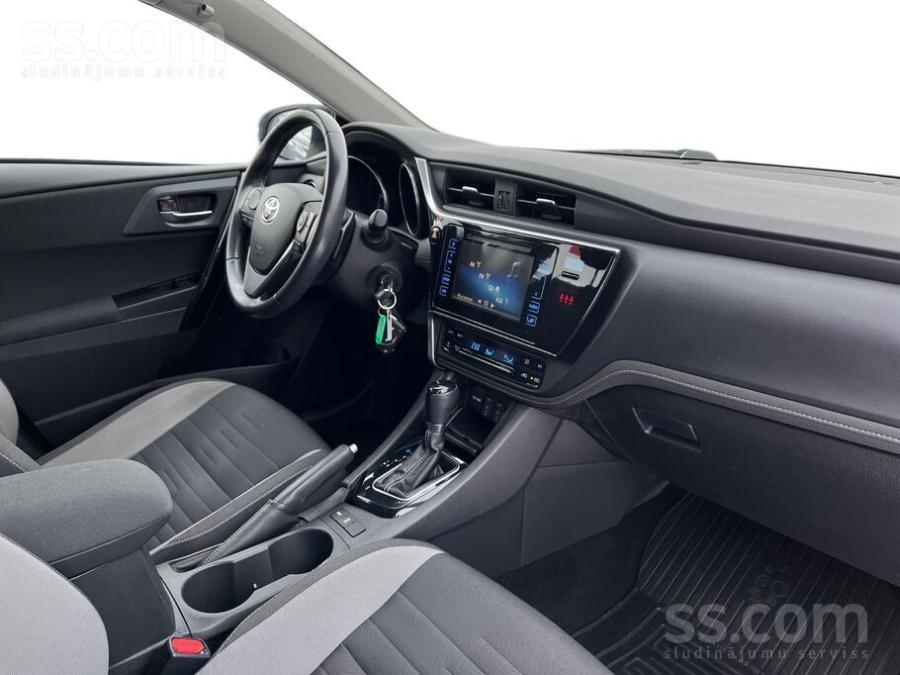 Grey Toyota Auris 2018 in Riga, with an engine capacity of 1.60 L and mileage of 151 thousand km for 11990 €, photo 7 on AUTOMOTO.COM.LV