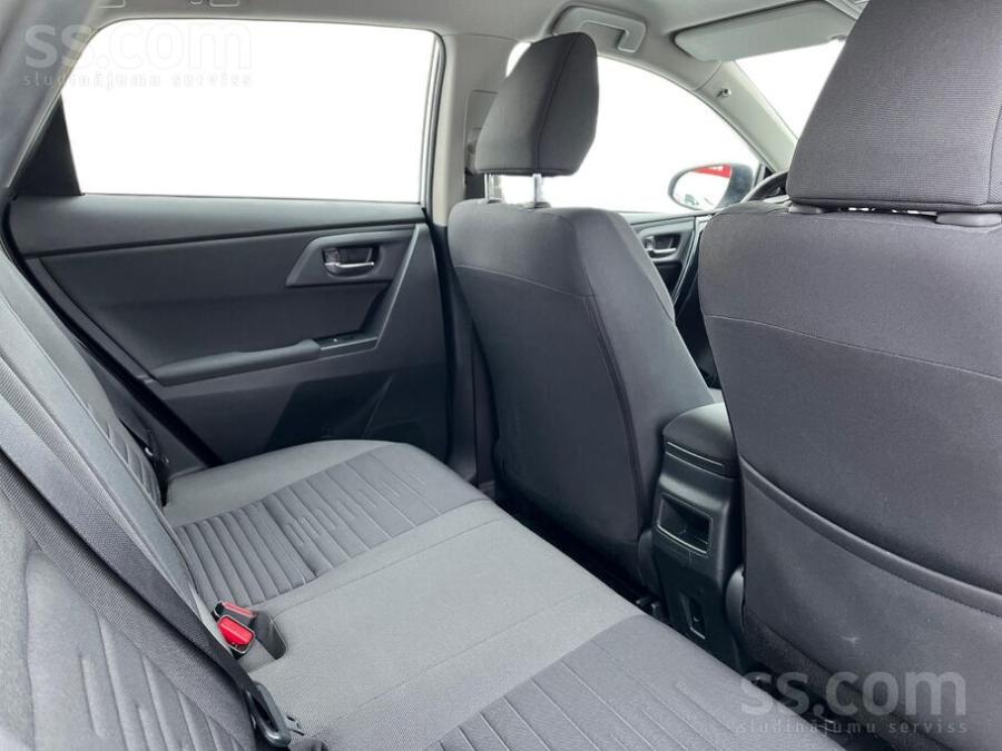 Grey Toyota Auris 2018 in Riga, with an engine capacity of 1.60 L and mileage of 151 thousand km for 11990 €, photo 8 on AUTOMOTO.COM.LV
