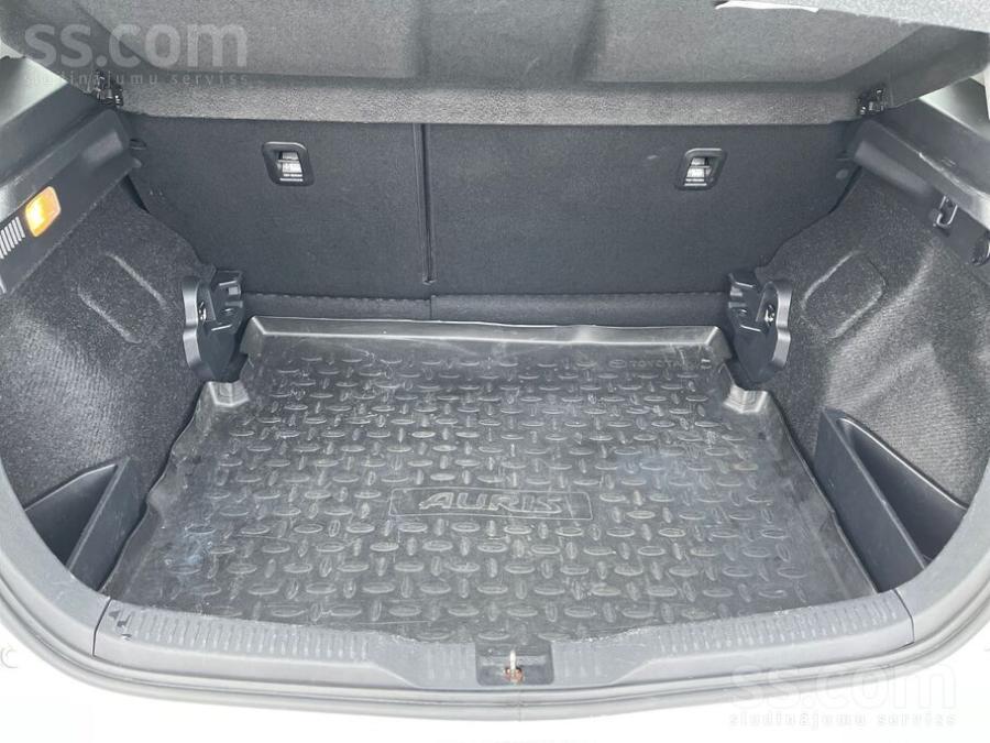 Grey Toyota Auris 2018 in Riga, with an engine capacity of 1.60 L and mileage of 151 thousand km for 11990 €, photo 11 on AUTOMOTO.COM.LV