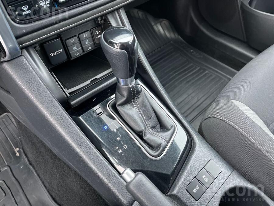 Grey Toyota Auris 2018 in Riga, with an engine capacity of 1.60 L and mileage of 151 thousand km for 11990 €, photo 16 on AUTOMOTO.COM.LV