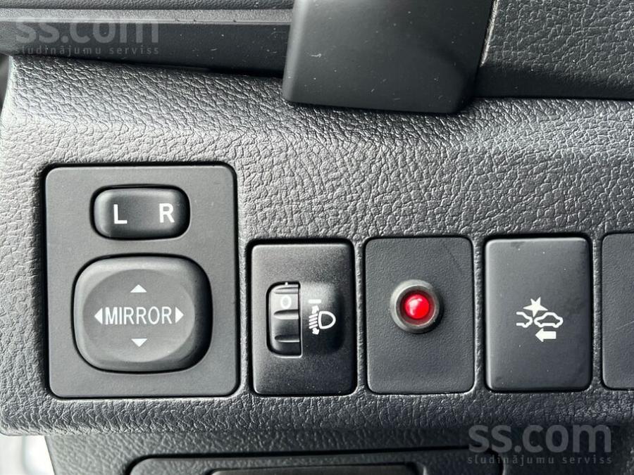 Grey Toyota Auris 2018 in Riga, with an engine capacity of 1.60 L and mileage of 151 thousand km for 11990 €, photo 20 on AUTOMOTO.COM.LV
