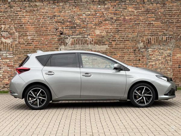 Grey Toyota Auris 2018 in Kedainiai, with an engine capacity of 1.80 L and mileage of 214 thousand km for 11850 €, photo 6 on AUTOMOTO.COM.LV