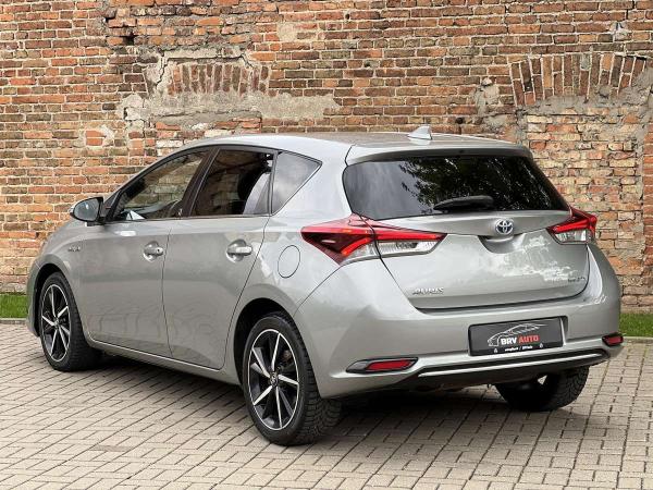Grey Toyota Auris 2018 in Kedainiai, with an engine capacity of 1.80 L and mileage of 214 thousand km for 11850 €, photo 9 on AUTOMOTO.COM.LV