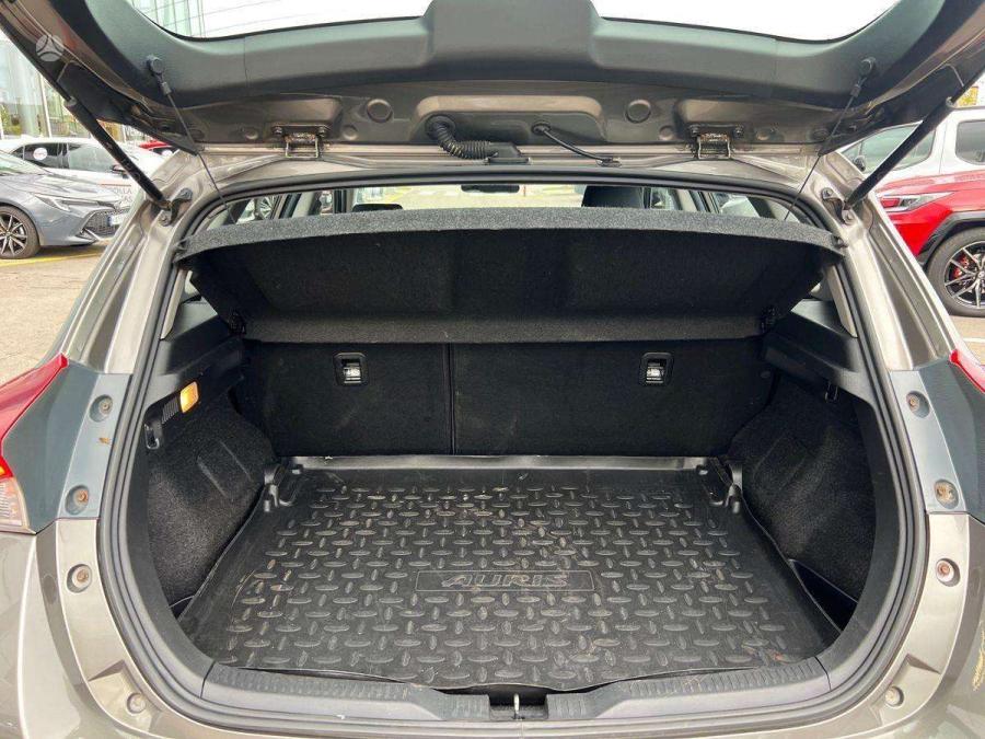 Grey Toyota Auris 2018 in Klaipeda, with an engine capacity of 1.20 L and mileage of 128 thousand km for 12300 €, photo 11 on AUTOMOTO.COM.LV