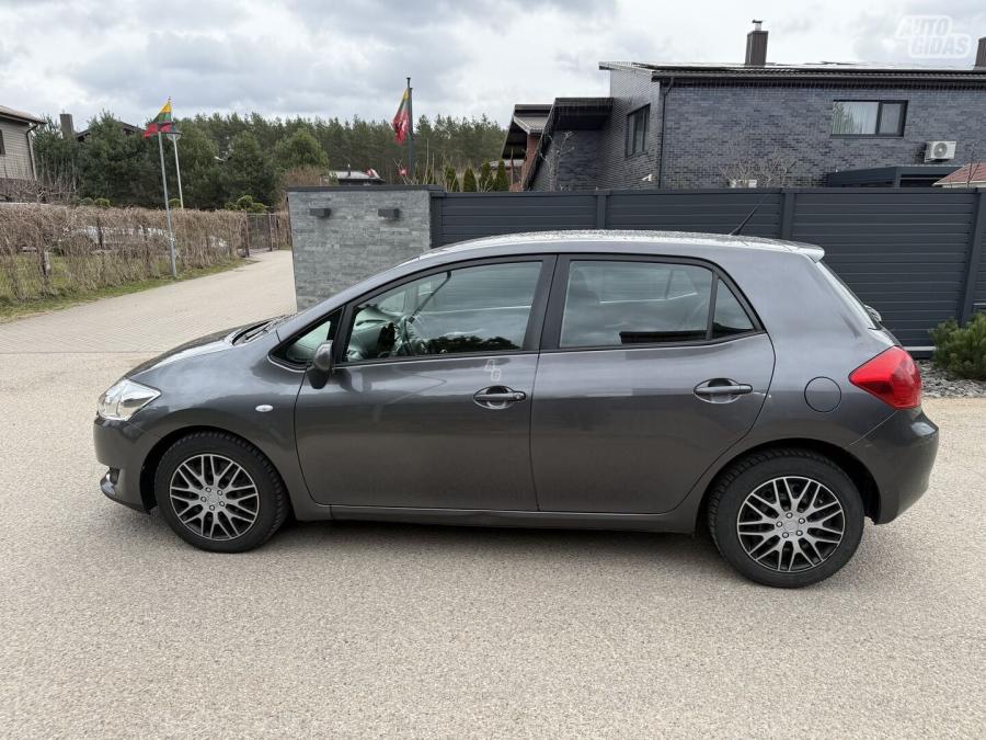 Grey Toyota Auris 2008 in Vilnius, with an engine capacity of 2.00 L and mileage of 300 thousand km for 2400 €, photo 3 on AUTOMOTO.COM.LV