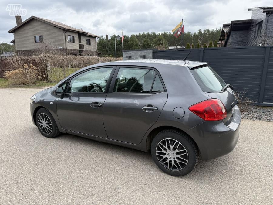 Grey Toyota Auris 2008 in Vilnius, with an engine capacity of 2.00 L and mileage of 300 thousand km for 2400 €, photo 4 on AUTOMOTO.COM.LV