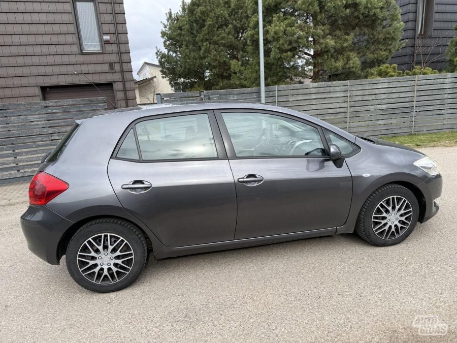 Grey Toyota Auris 2008 in Vilnius, with an engine capacity of 2.00 L and mileage of 300 thousand km for 2400 €, photo 6 on AUTOMOTO.COM.LV