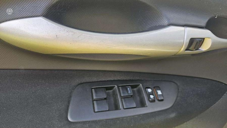 Grey Toyota Auris 2008 in Jonava, with an engine capacity of 1.40 L and mileage of 125 thousand km for 3500 €, photo 4 on AUTOMOTO.COM.LV