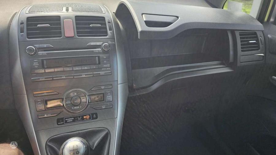Grey Toyota Auris 2008 in Jonava, with an engine capacity of 1.40 L and mileage of 125 thousand km for 3500 €, photo 17 on AUTOMOTO.COM.LV