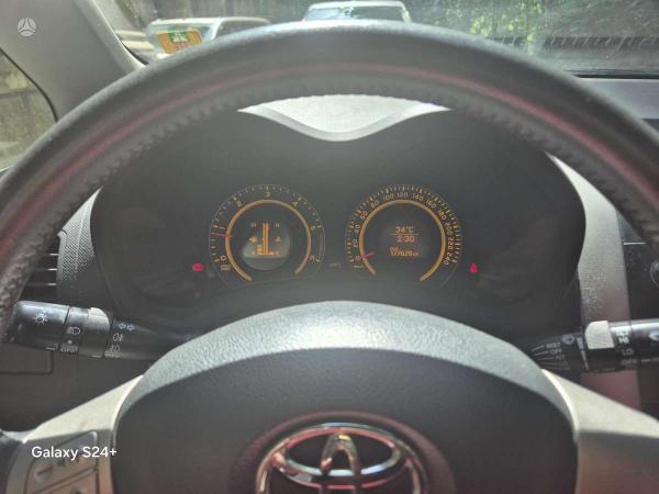 Pelēks Toyota Auris 2009 Klaipėda, ar dzinēja tilpumu 2.00 L un nobraukumu 178 tūkst. km par 2800 €, foto 5 vietnē AUTOMOTO.COM.LV