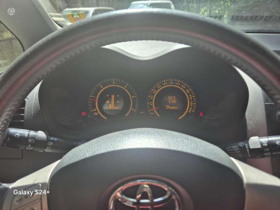 Pelēks Toyota Auris 2009 Klaipėda, ar dzinēja tilpumu 2.00 L un nobraukumu 178 tūkst. km par 2800 €, foto 6 vietnē AUTOMOTO.COM.LV