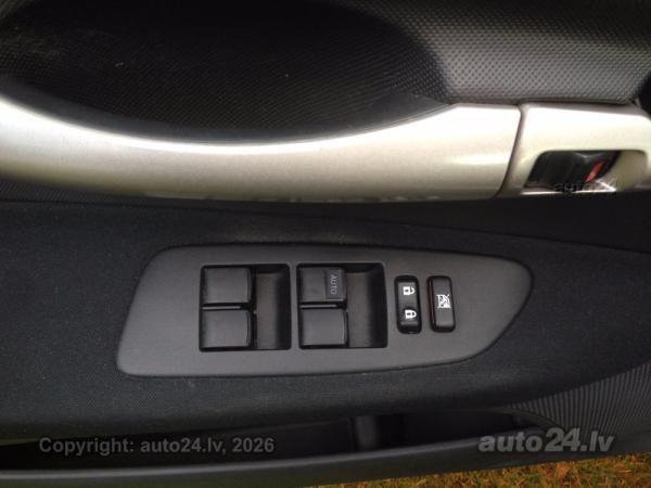 Grey Toyota Auris 2007 in Tallinn, with an engine capacity of 1.60 L and mileage of 230 thousand km for 2000 €, photo 10 on AUTOMOTO.COM.LV