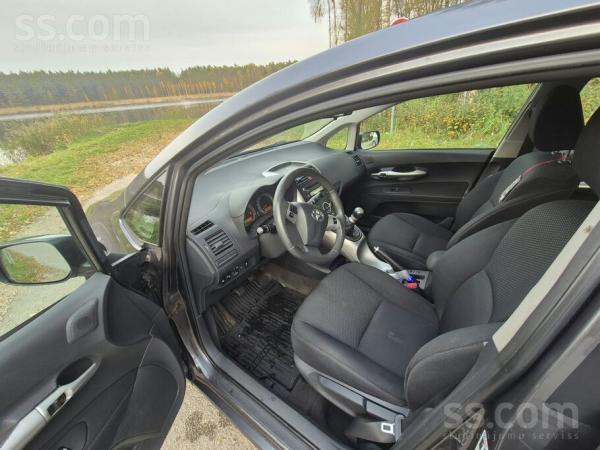 Pelēks Toyota Auris 2012 Rīga, ar dzinēja tilpumu 1.60 L un nobraukumu 203 tūkst. km par 3300 €, foto 3 vietnē AUTOMOTO.COM.LV