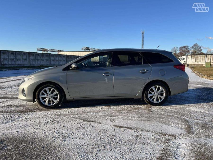 Grey Toyota Auris 2013 in Siauliai, with an engine capacity of 1.40 L and mileage of 168 thousand km for 6700 €, photo 3 on AUTOMOTO.COM.LV