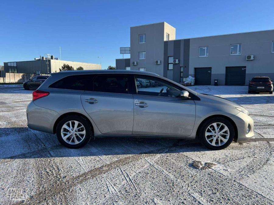 Grey Toyota Auris 2013 in Siauliai, with an engine capacity of 1.40 L and mileage of 168 thousand km for 6700 €, photo 4 on AUTOMOTO.COM.LV